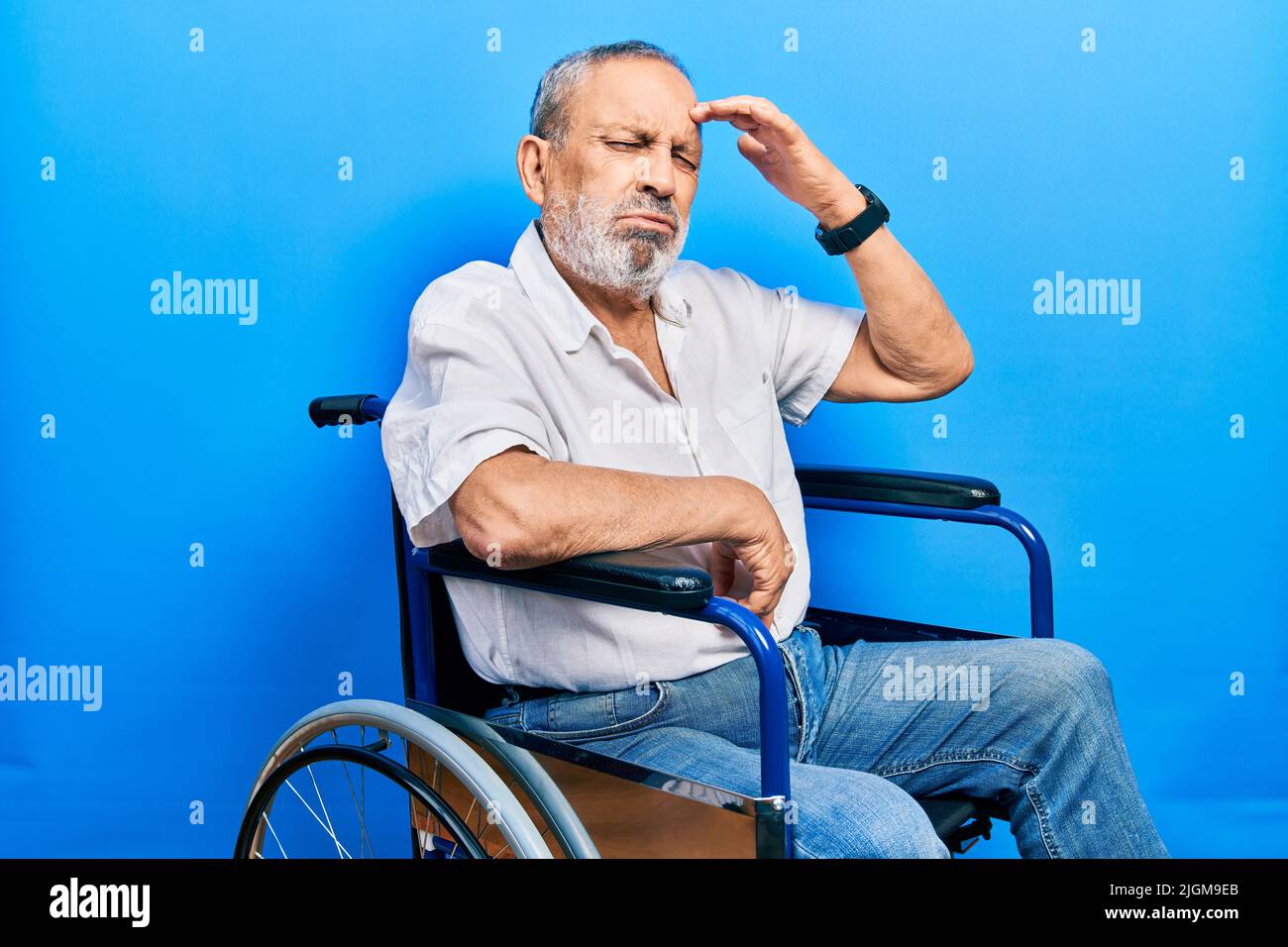 Gutaussehender älterer Mann mit Bart auf dem Rollstuhl sitzend, besorgt ... Gutaussehender älterer Mann mit Bart auf dem Rollstuhl sitzend, besorgt ...