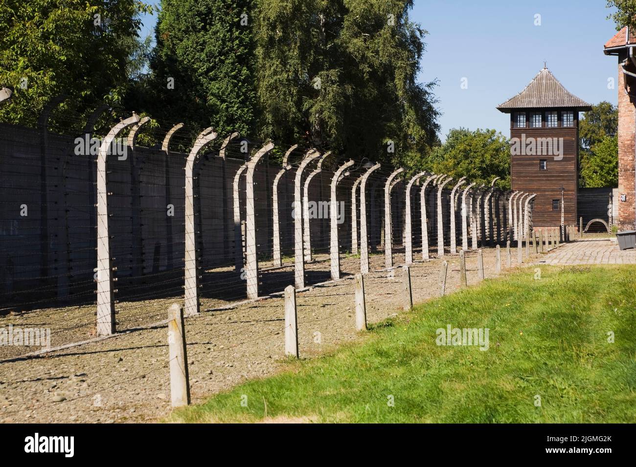 Stacheldrahtzäune und Wachturm im ehemaligen Nazi-Konzentrationslager ...