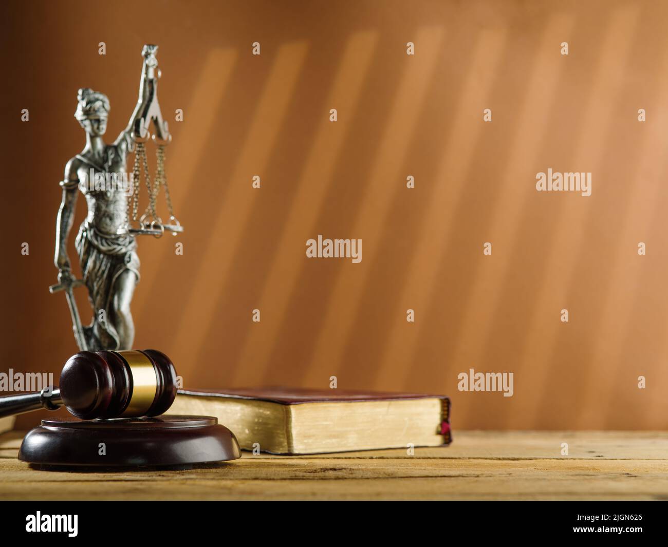 Die Symbole eines fairen Gerichts sind die Verfassung, der Gavel eines ...
