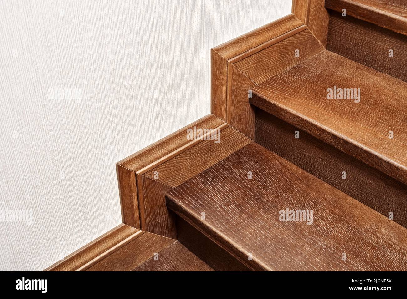 Holztreppe der Innentreppe mit Treppenabsatz aus getönter massiver ...