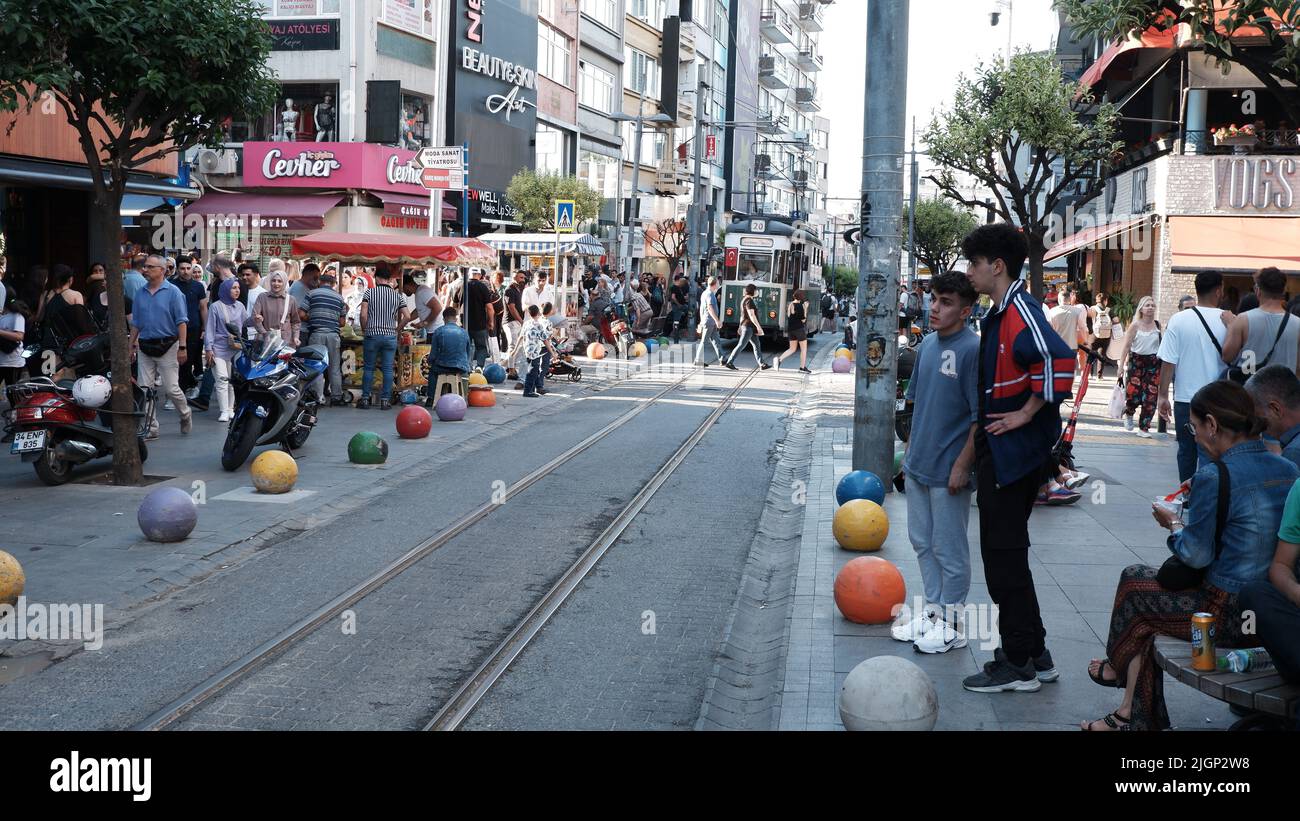Bahariye CAD, Kadıköy, İstanbul, Türkei - 07 11 2022: Straßenbahn ...