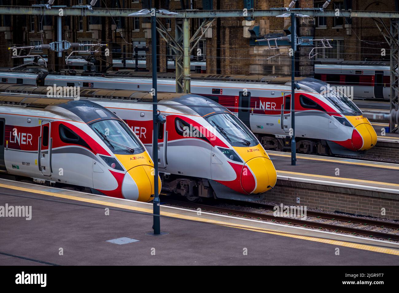 LNER-Züge an der Londoner Kings Cross Station. LNER Azuma fährt am ...
