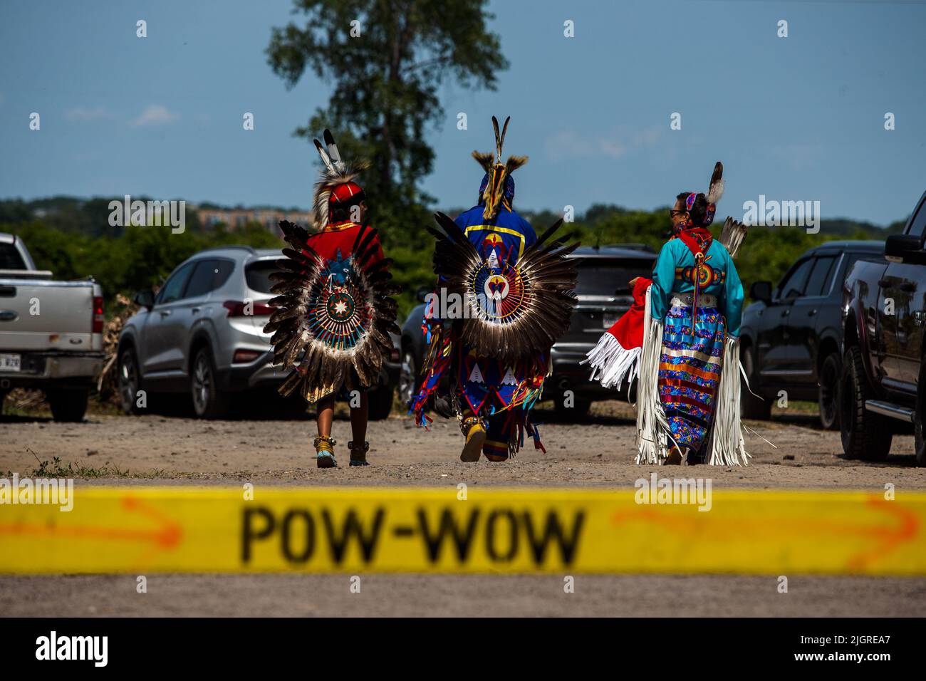Kahnawake, Kanada. 10.. Juli 2022. Drei Pow-Wow-Teilnehmer, die ...