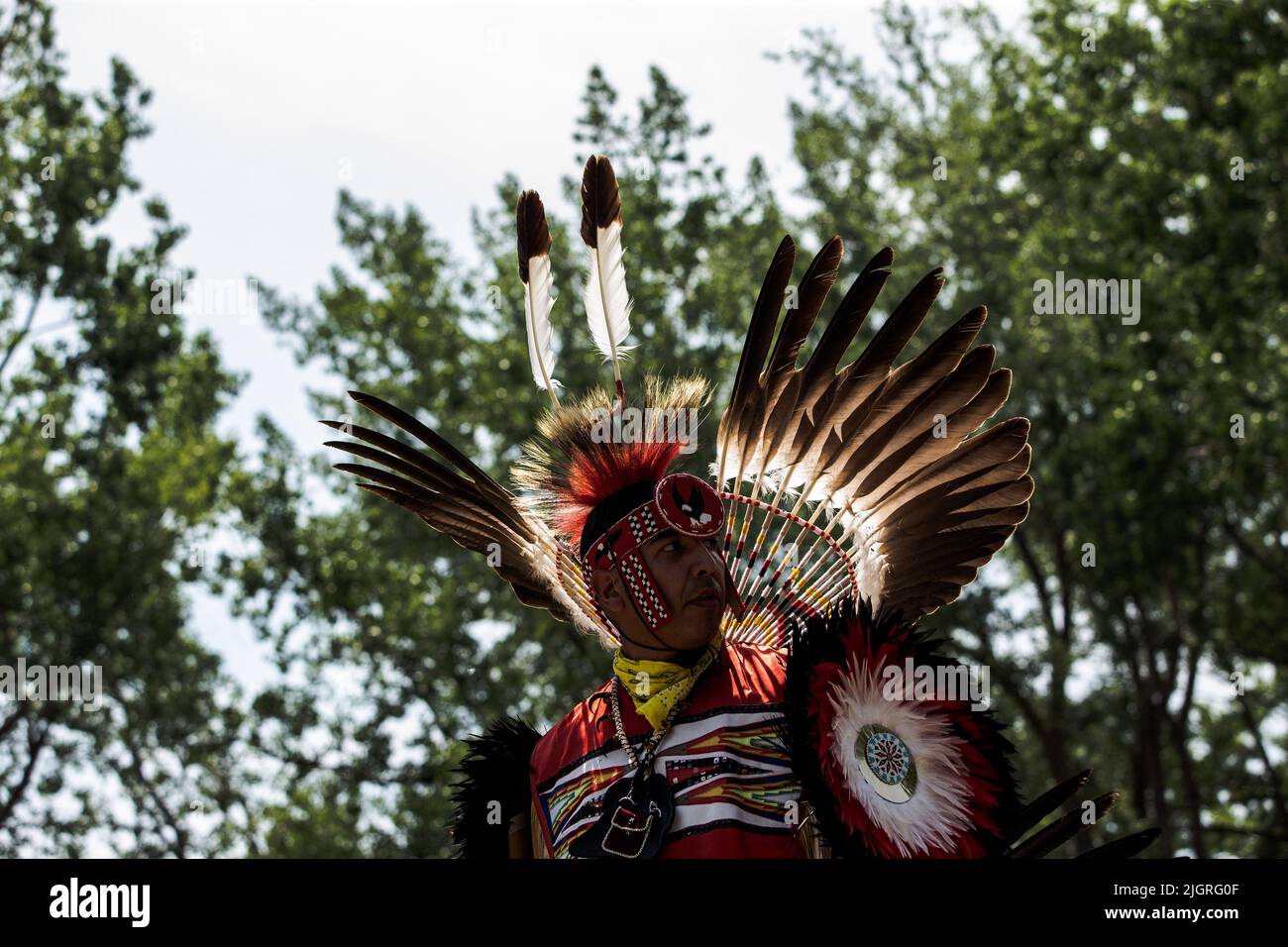 Kahnawake, Kanada. 10.. Juli 2022. Ein Pow-Wow-Teilnehmer, der während ...