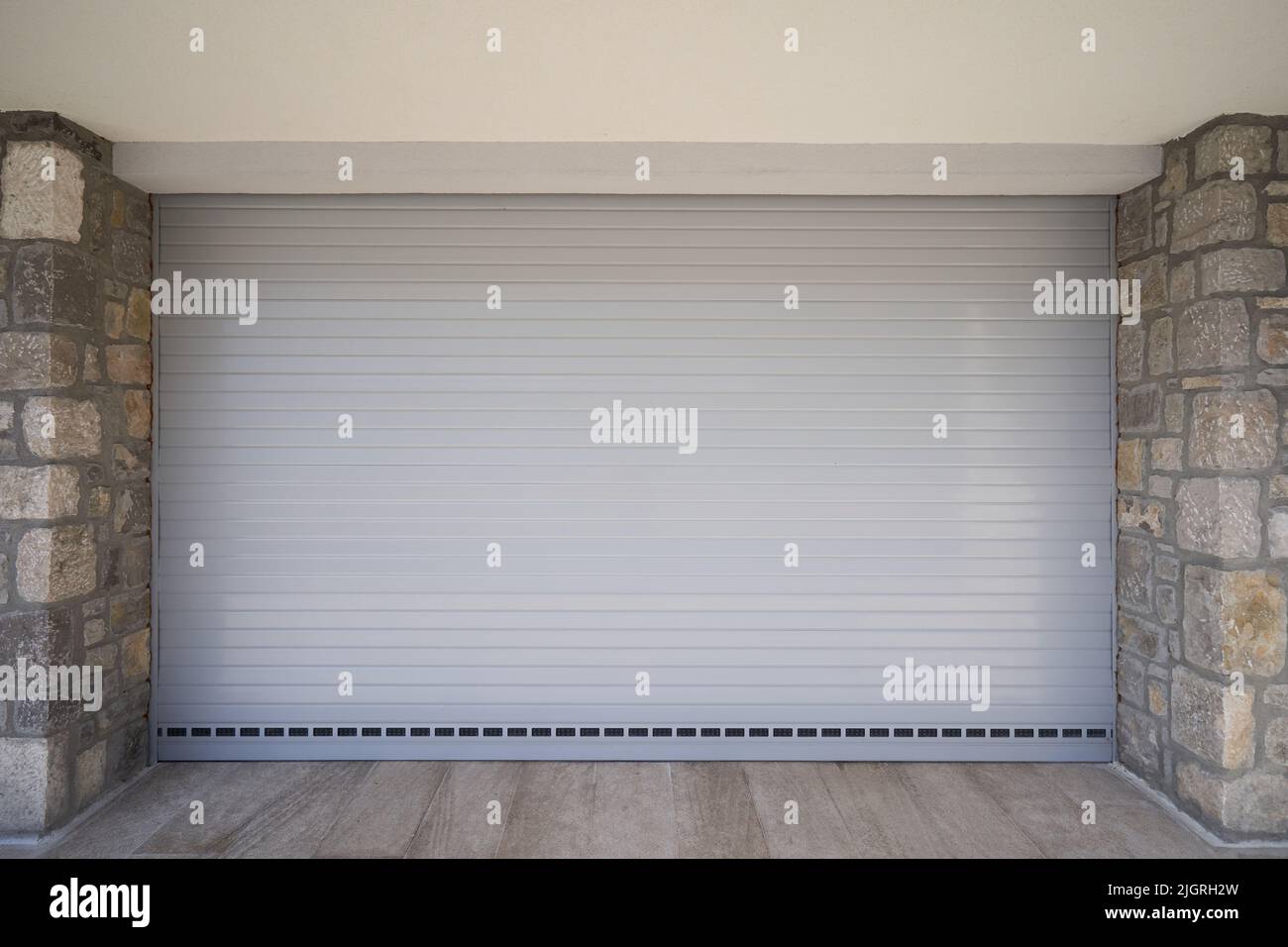 Graue garage -Fotos und -Bildmaterial in hoher Auflösung – Alamy