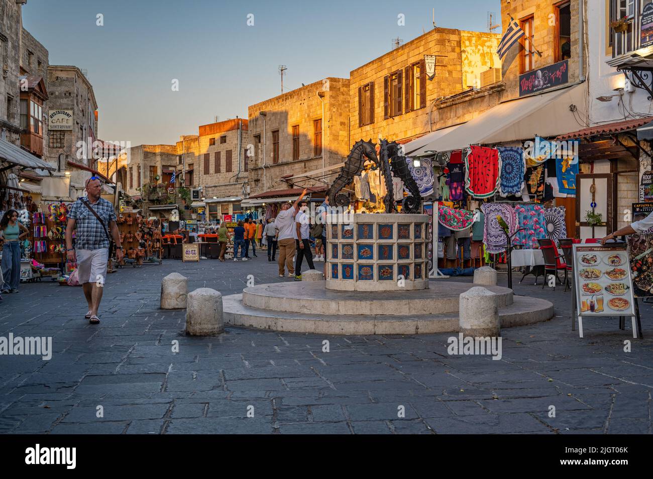 Die Altstadt von Rhodos ist die älteste bewohnte mittelalterliche Stadt ...
