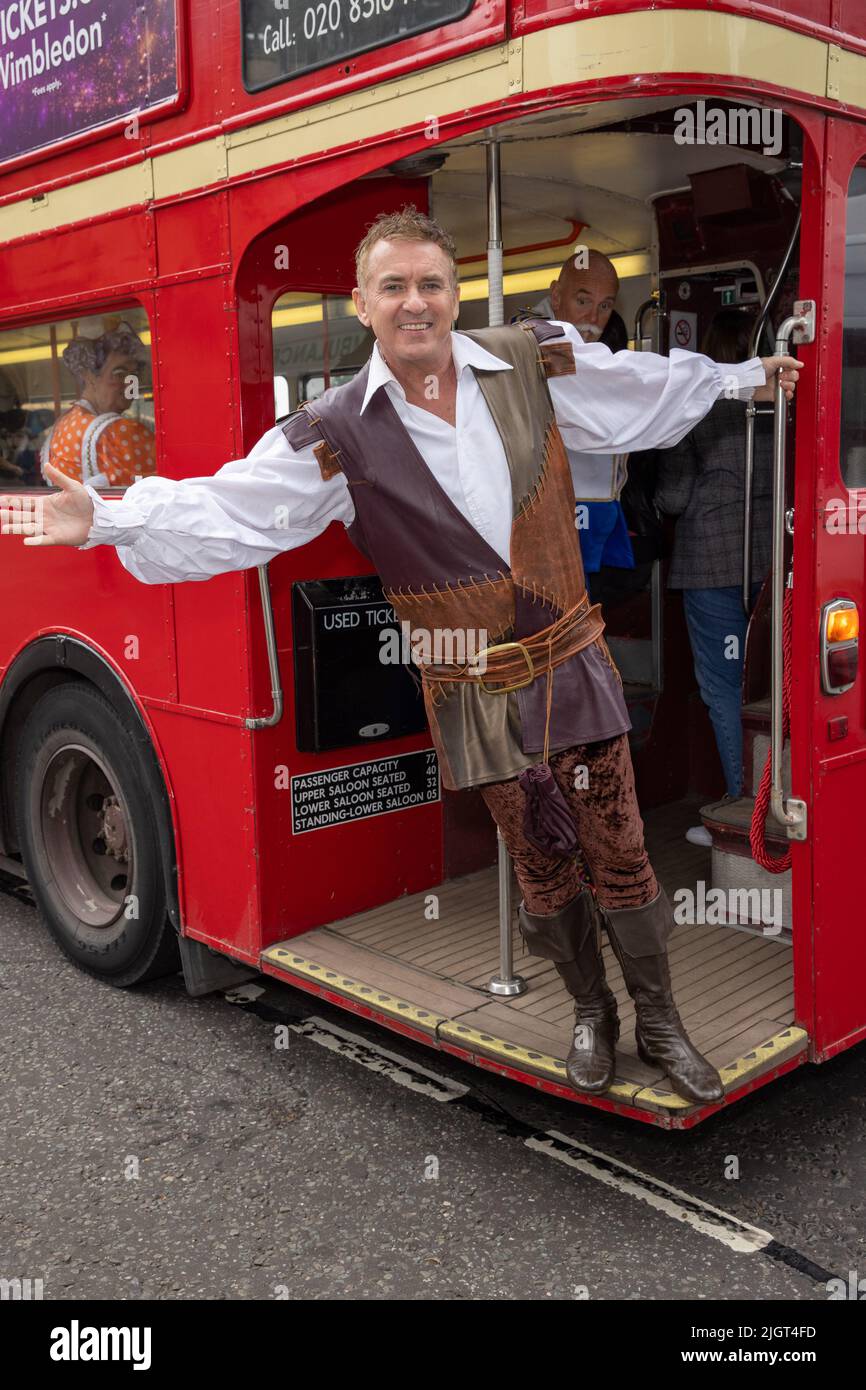 Darsteller nimmt am Dick Whittington Pantomime Photo-Call in Trafalgar ...