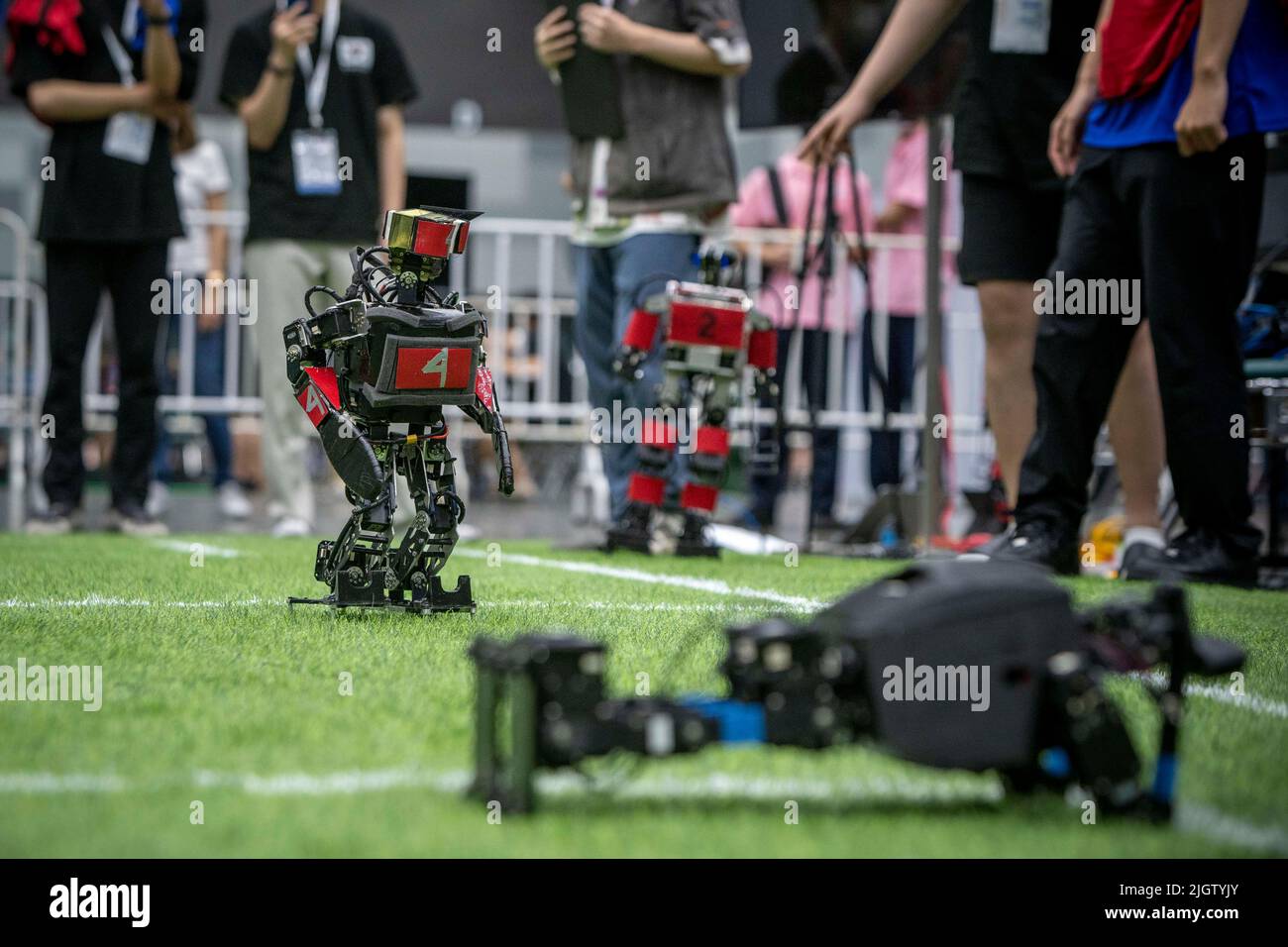 Bangkok, Bangkok, Thailand. 13.. Juli 2022. Fußball spielen KI-Roboter ...