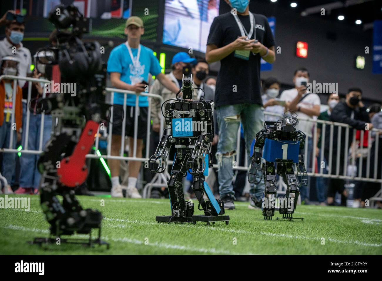 Bangkok, Bangkok, Thailand. 13.. Juli 2022. Fußball spielen KI-Roboter ...