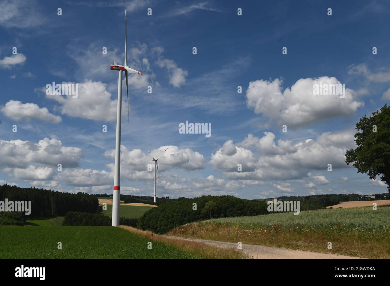 Pronsfeld, Deutschland. 25.. Juni 2022. In der Landschaft steht ein Windkraftwerk, eine ...