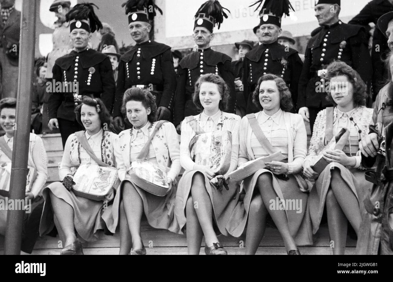 Maifeier Berlin 1947 - Bergeute bei der Feier zum 1. Mai vor der Alten ...