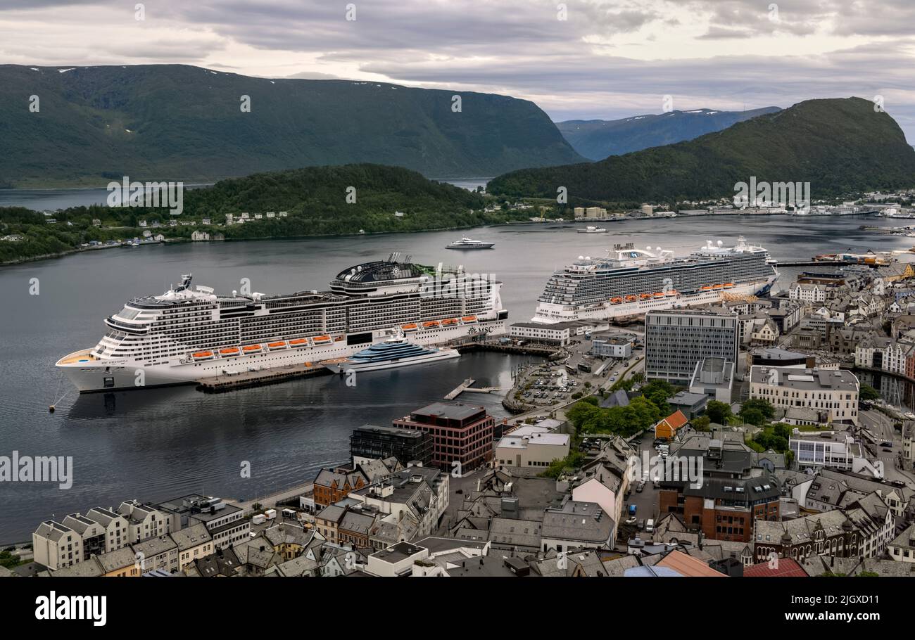 Die Kreuzfahrtschiffe MSC Grandiosa und Sky Princess, Alesund, Norwegen ...