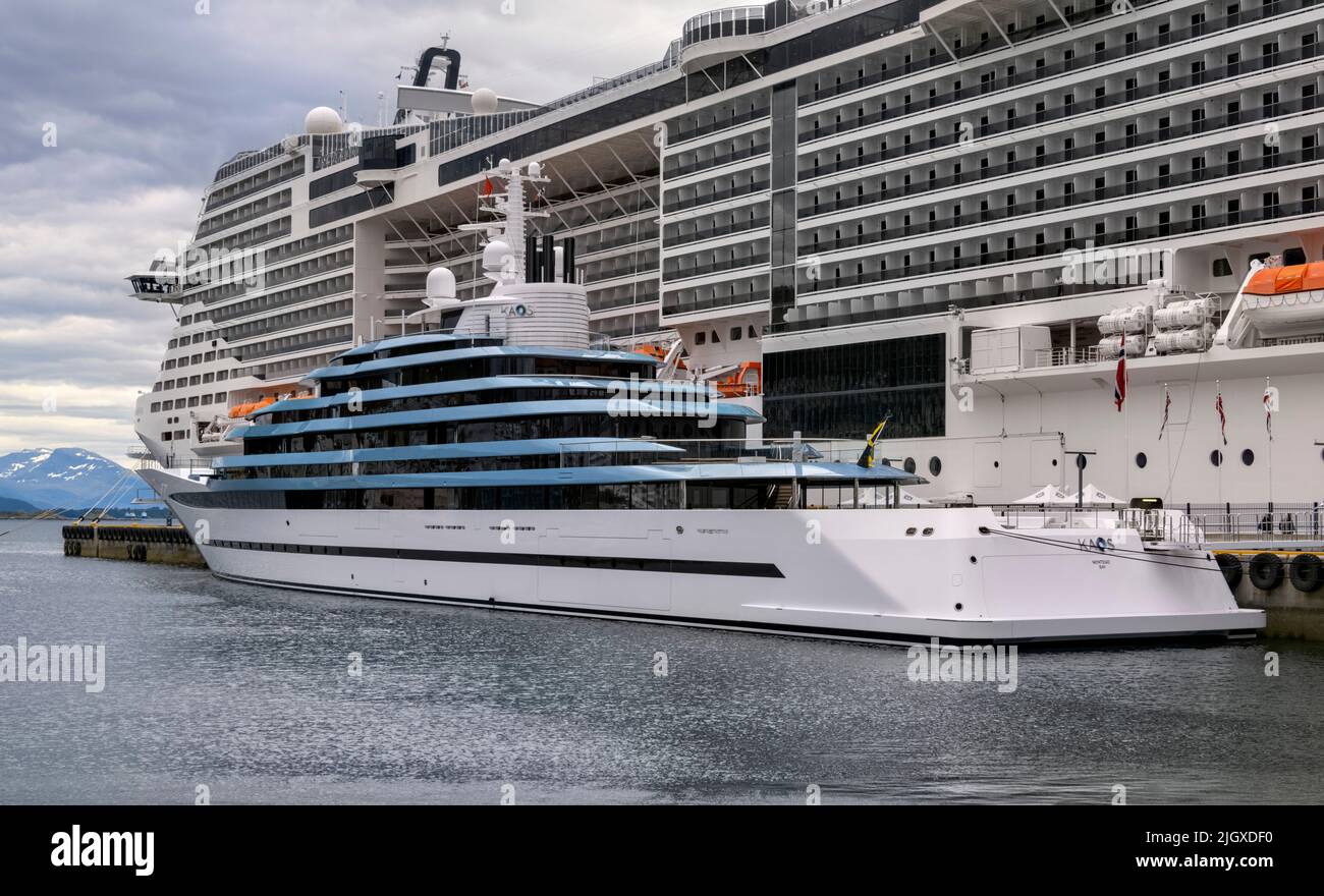 Die Superyacht Kaos liegt im Hafen von Alesund, Norwegen, neben dem MSC ...