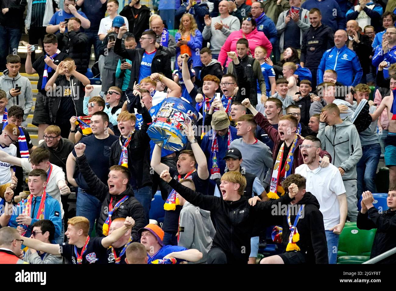 Linfield fans feiern -Fotos und -Bildmaterial in hoher Auflösung – Alamy