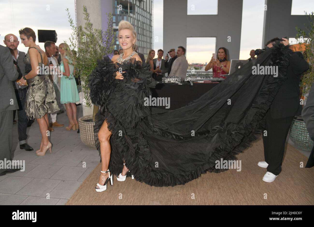 München, Deutschland. 13.. Juli 2022. Moderatorin Diana Schell feiert ...