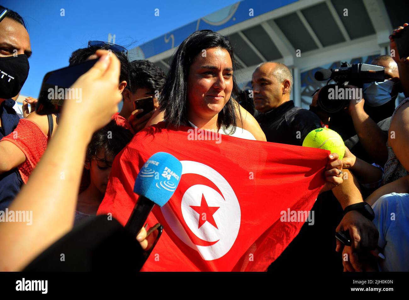 Tunesien. 13.. Juli 2022. Die tunesische Tennisspielerin Ons Jabeur macht ein Foto mit der ...