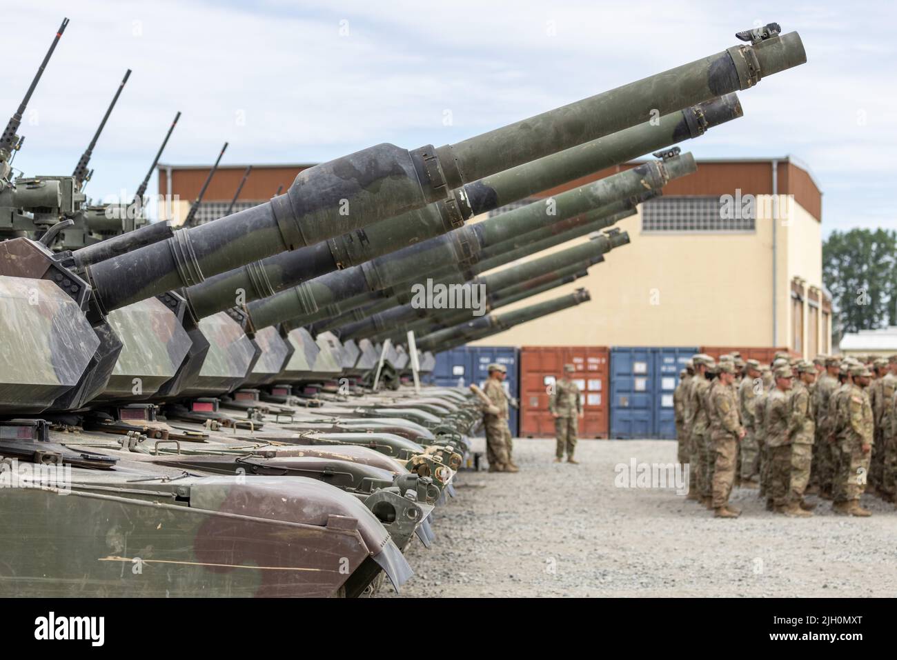 13. Juli 2022, Bayern, Grafenwöhr: M1A2 Abrams-Panzer stehen auf dem ...