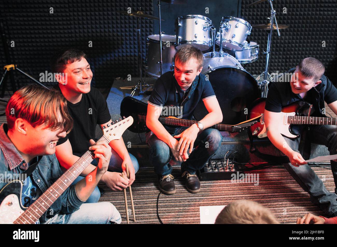 Vier junge musiker -Fotos und -Bildmaterial in hoher Auflösung – Alamy