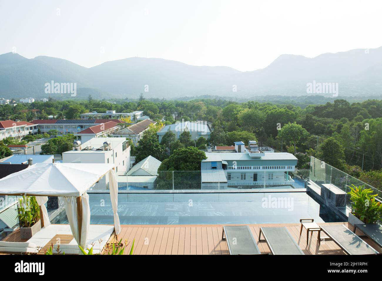 Infinity pool auf dem dach -Fotos und -Bildmaterial in hoher Auflösung ...