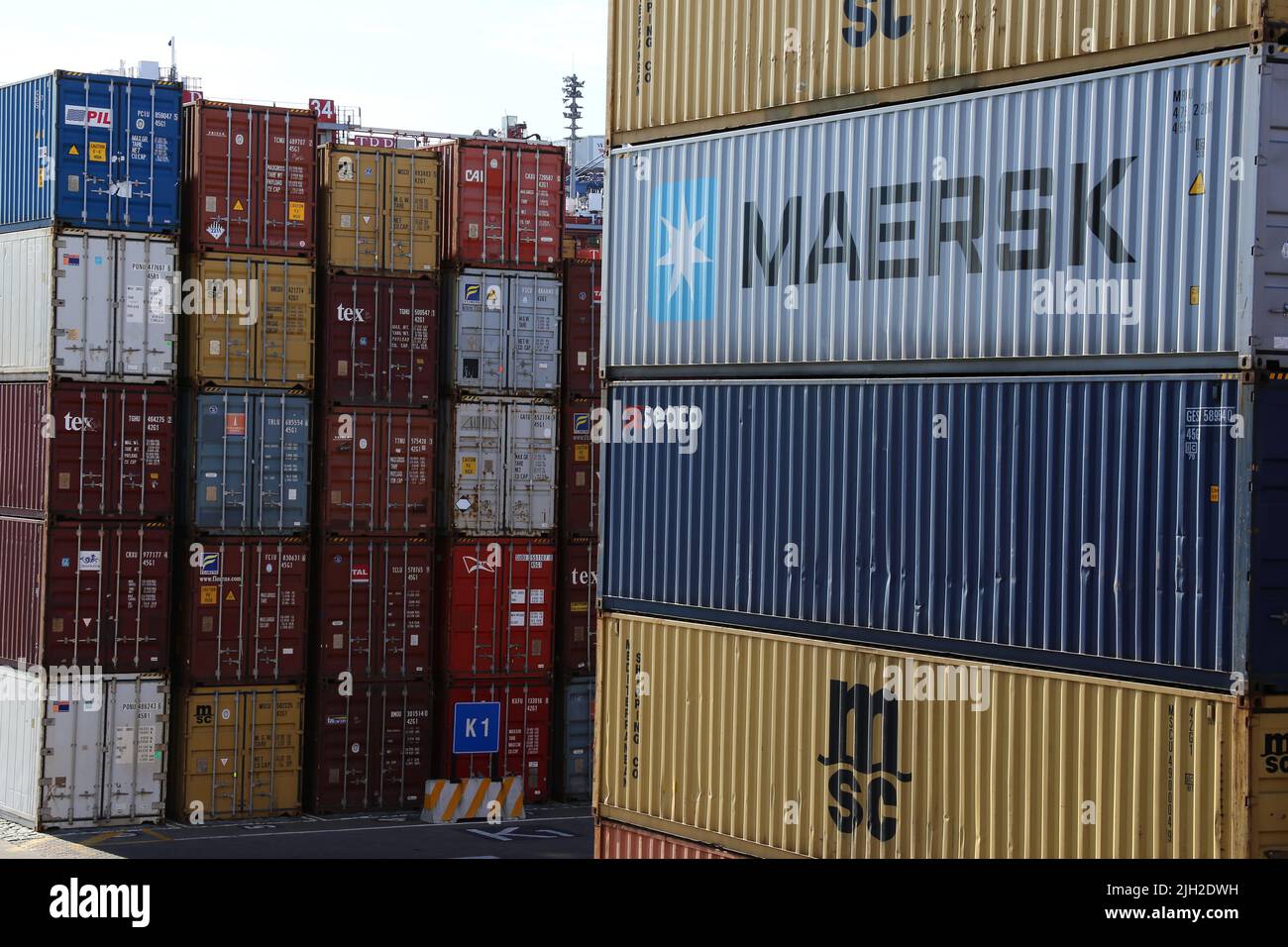 Container im Hafen von Buenos Aires. Die manchmal bizarre Stapelung der ...