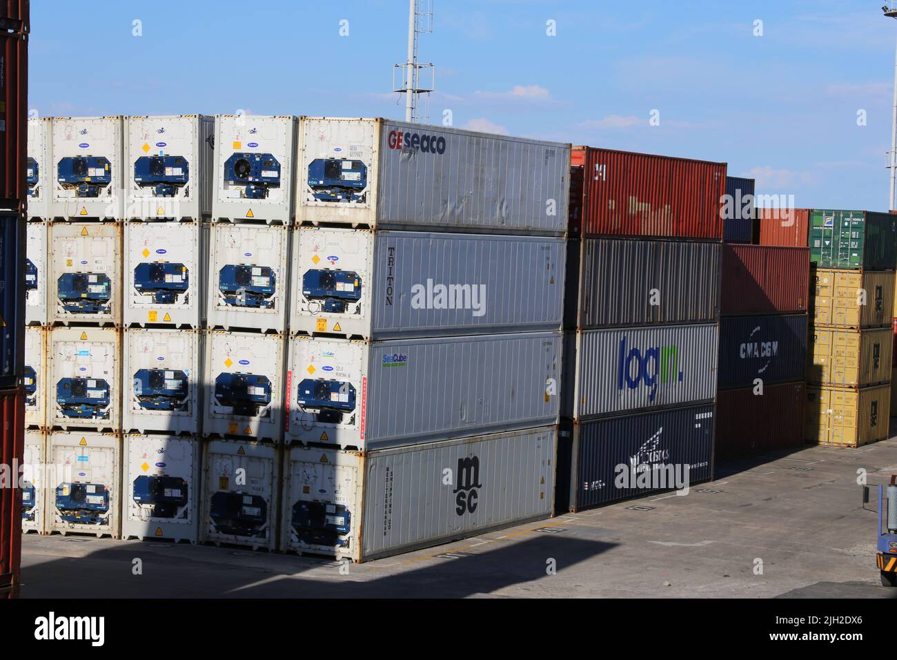 Container im Hafen von Buenos Aires. Die manchmal bizarre Stapelung der ...