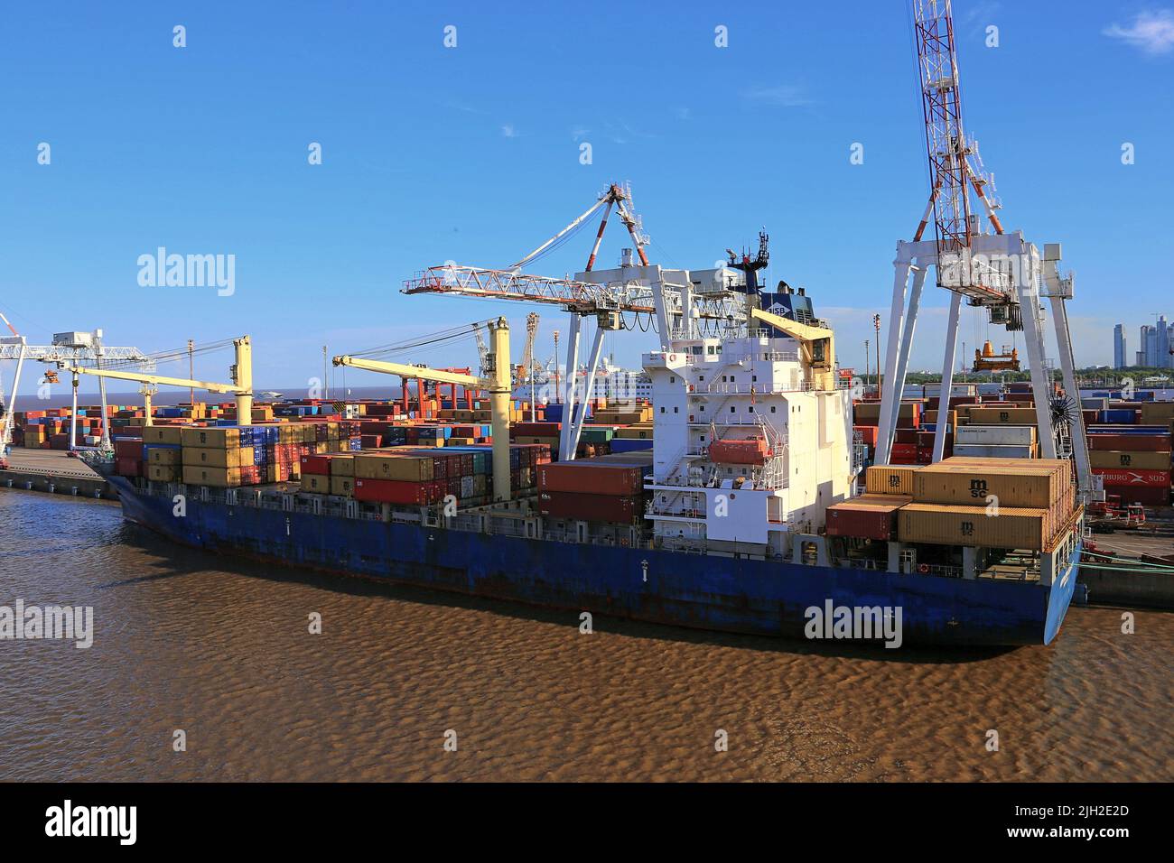 Container im Hafen von Buenos Aires. Die manchmal bizarre Stapelung der ...