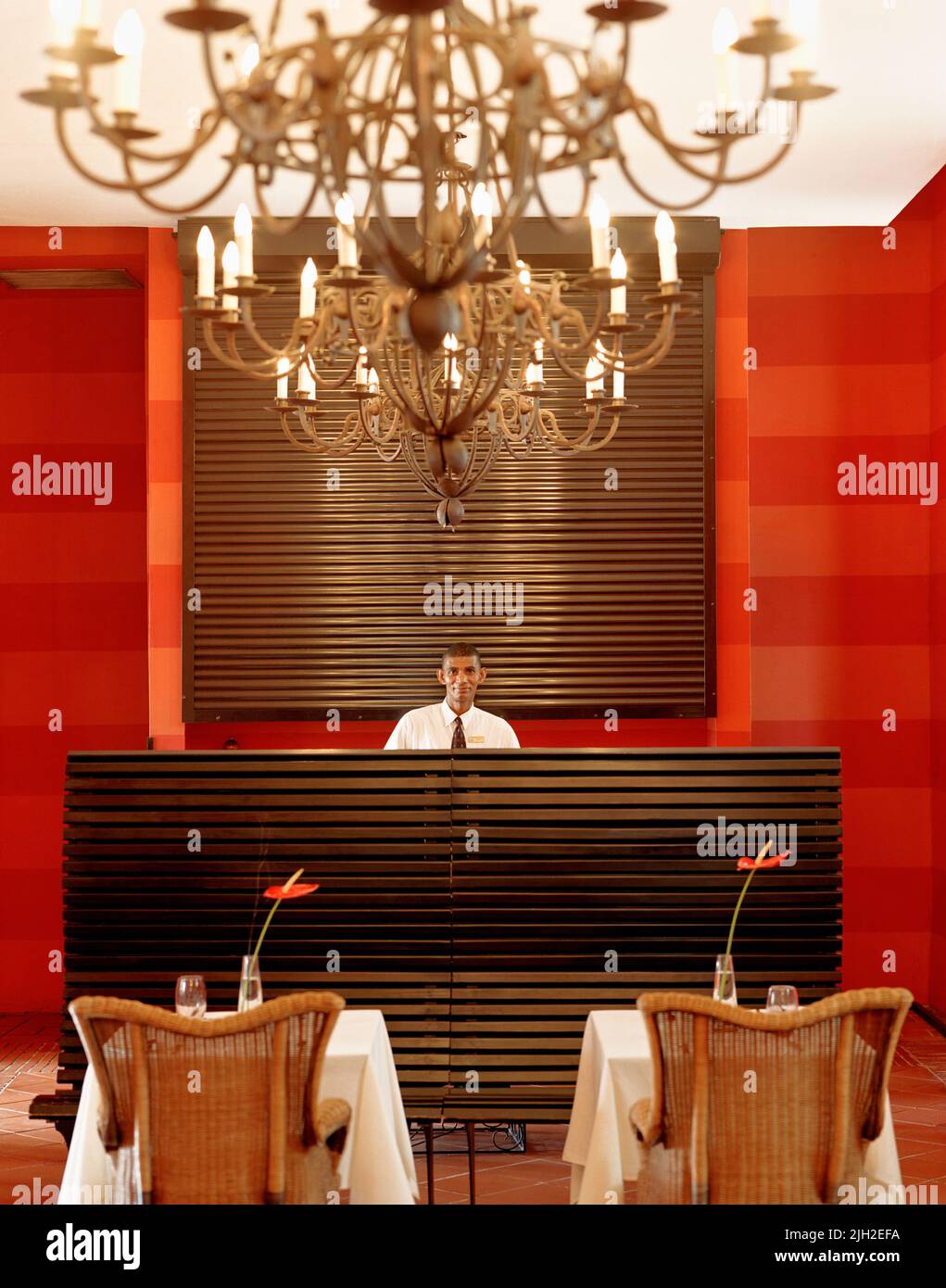 Ein Kellner im Restaurant La Residence im Sofitel Nicolas de Ovando ...