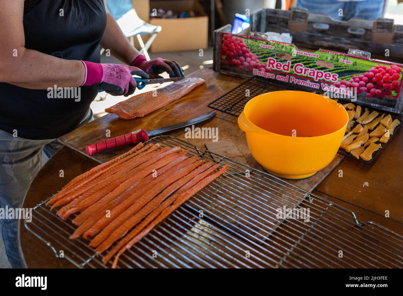 Dene Woman bereitet Fischstreifen zum Rauchen zu - eine lokale ...