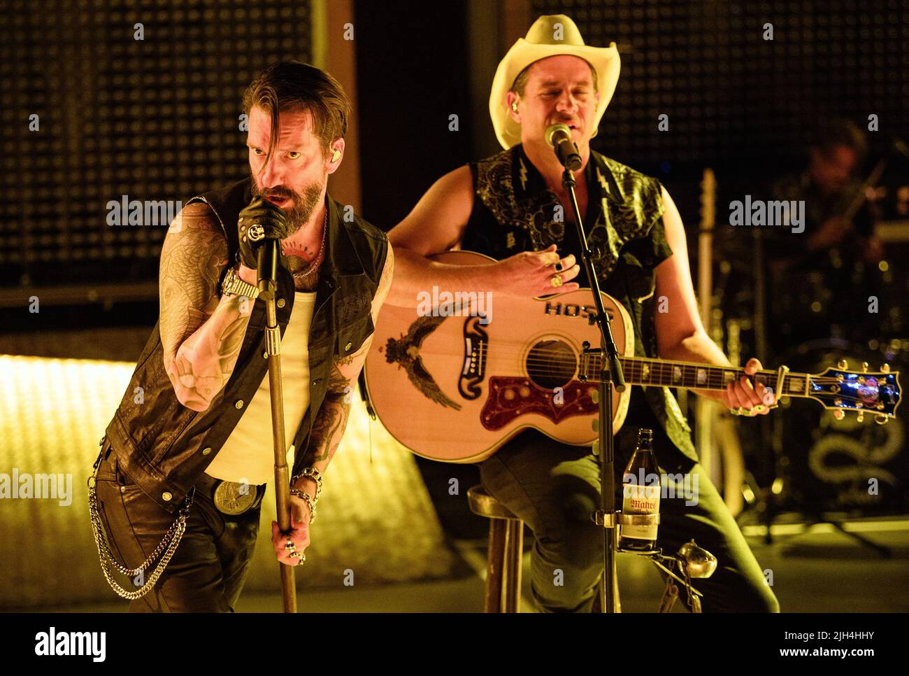 FILED - 22. Juni 2022, Berlin: Alec 'Boss Burns' Völkel (l) und Sascha ...
