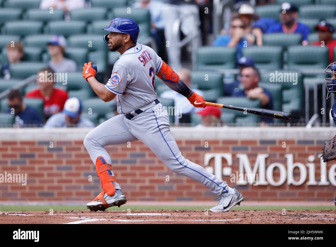 ATLANTA, GA - 13. JULI: Der erste Baseman Dominic Smith (2) schlägt am ...