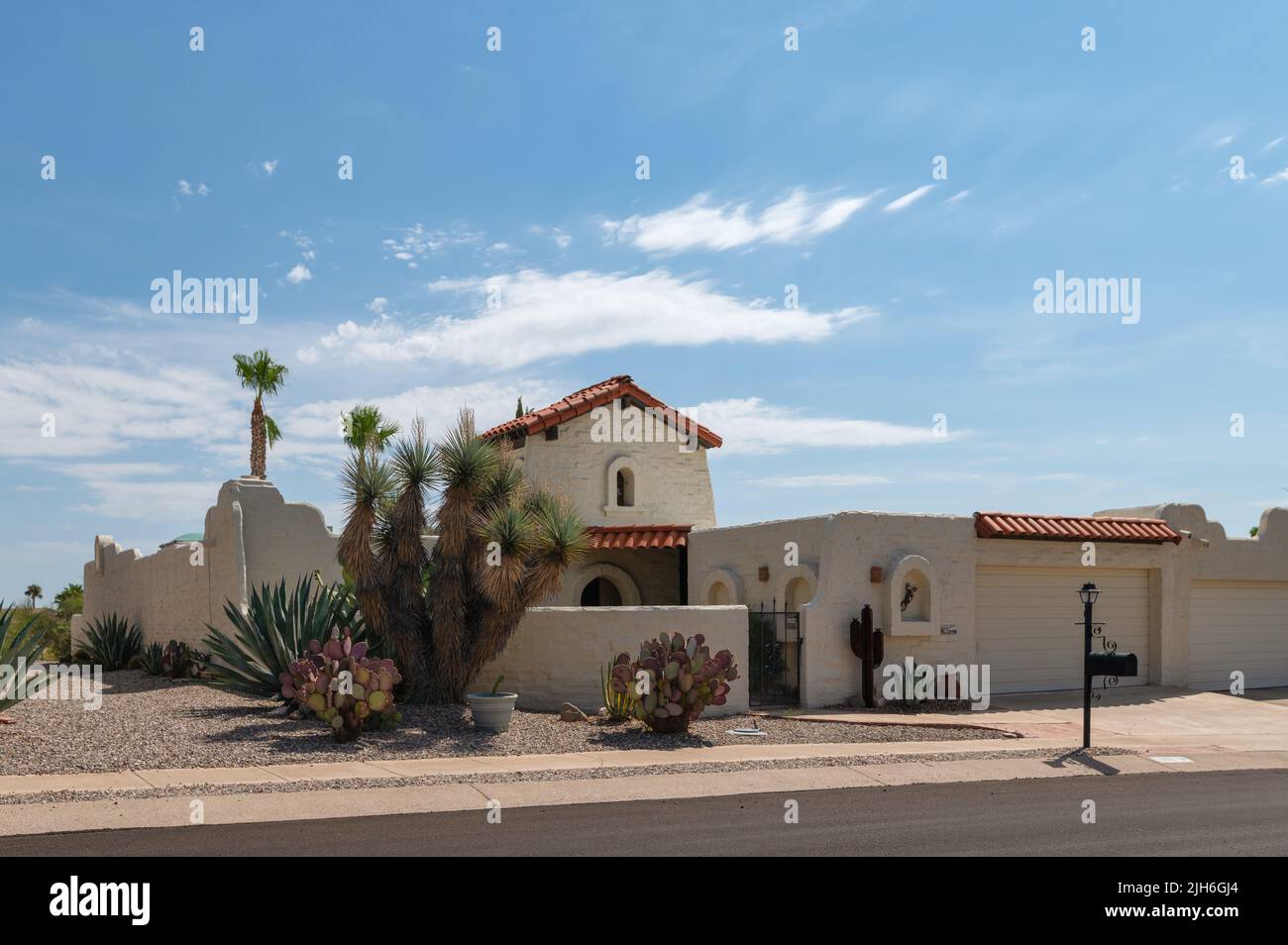 Palme im hof -Fotos und -Bildmaterial in hoher Auflösung – Alamy