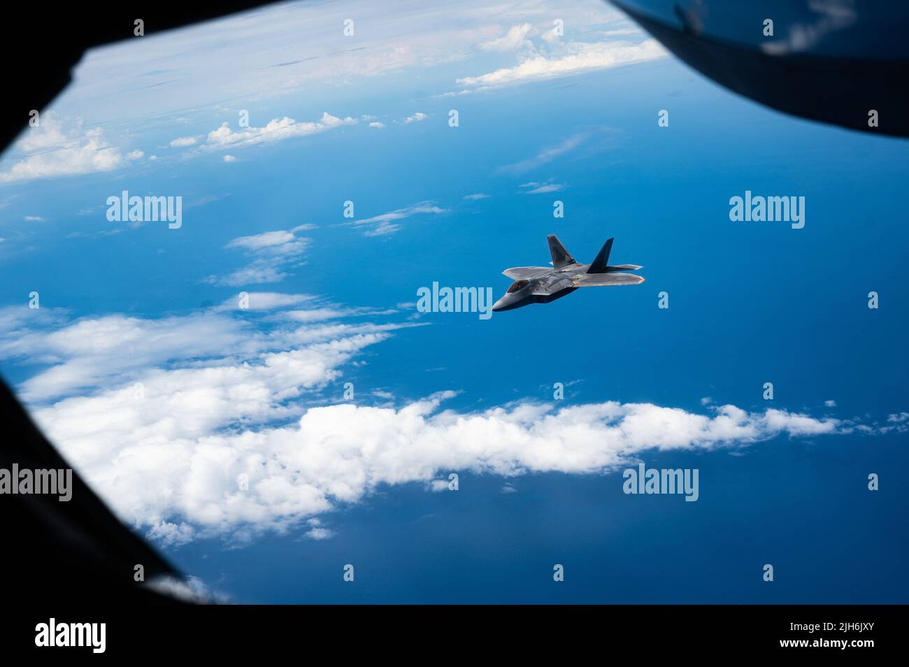 Ein F-22 Raptor der US-Luftwaffe von der Joint Base Pearl Harbor-Hickam ...