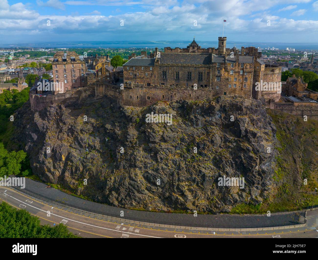Edinburgh Castle ist ein historisches Schloss steht auf Castle Rock in ...