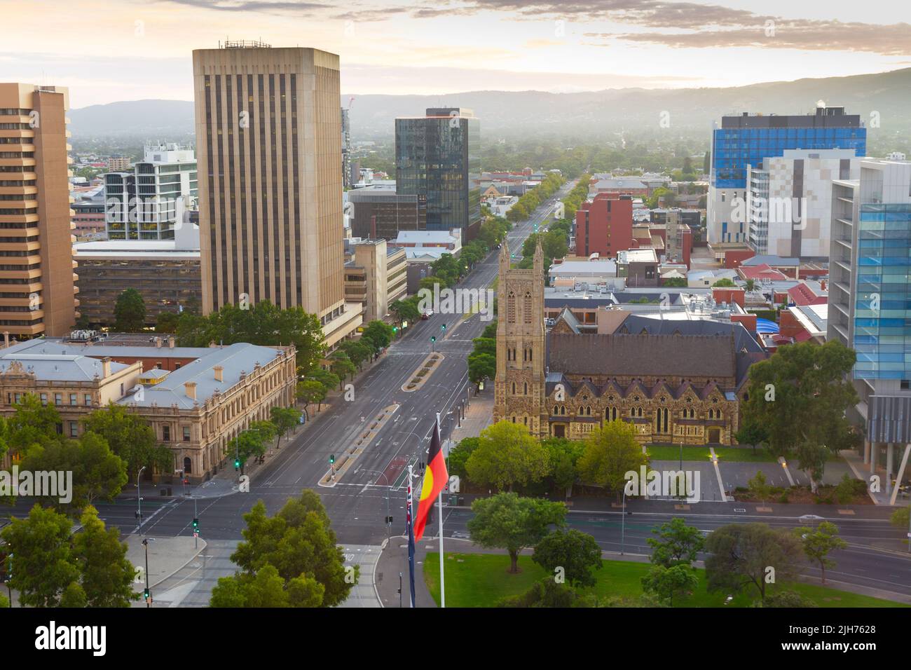 Adelaide in Südaustralien, bei Sonnenaufgang vom Victoria Square aus ...