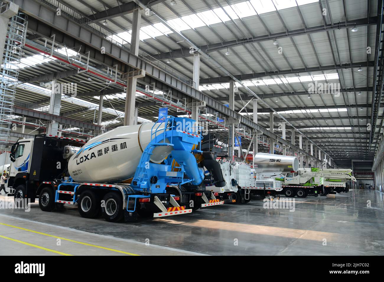 ANQING, CHINA - 9. JULI 2022 - Ein Blick auf den Hauptsitz von Foton ...