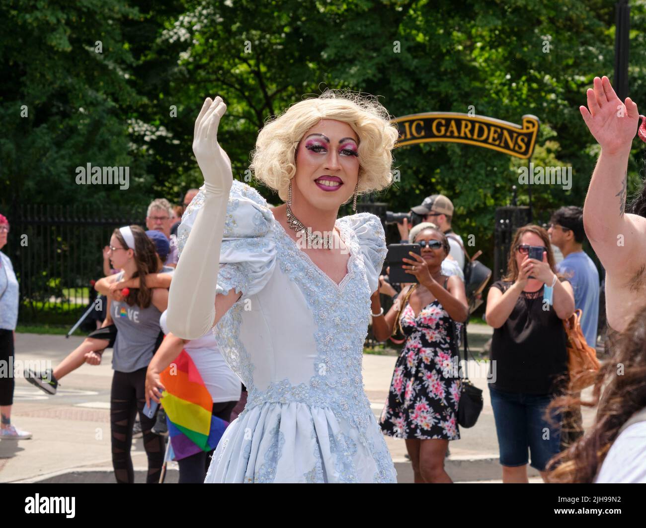 Halifax, Kanada. 16.. Juli 2022. Der Teilnehmer der Halifax Pride Parade 2022 winkt einigen der ...