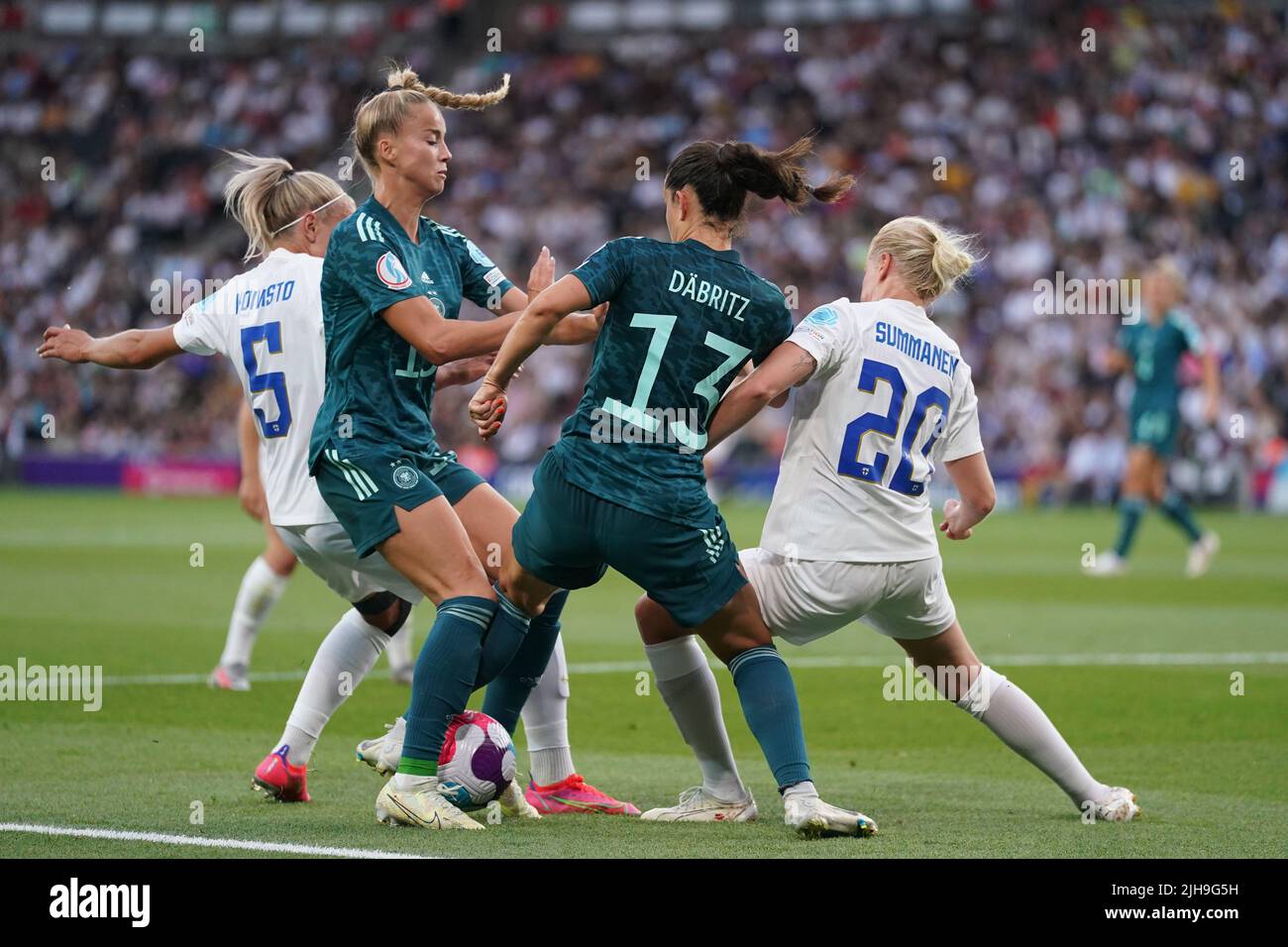 Die deutsche Lena Lattwein (Mitte links) und Sara Dabritz (Mitte rechts) knien beim UEFA Women's ...