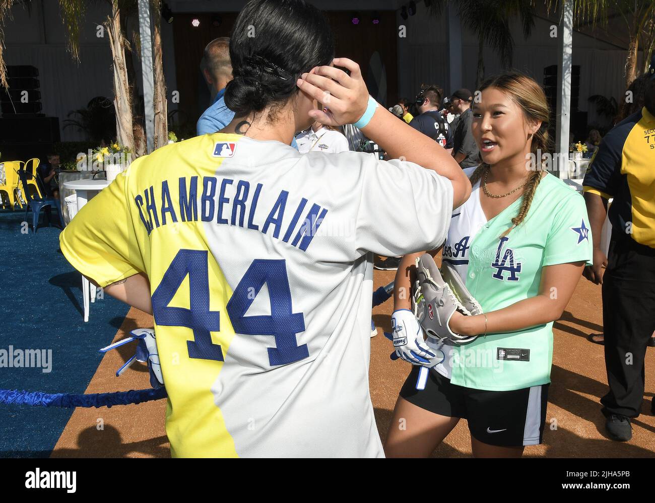 (L-R) Lauren Chamberlain und Chloe Kim bei der 2022 MLB All-Star ...