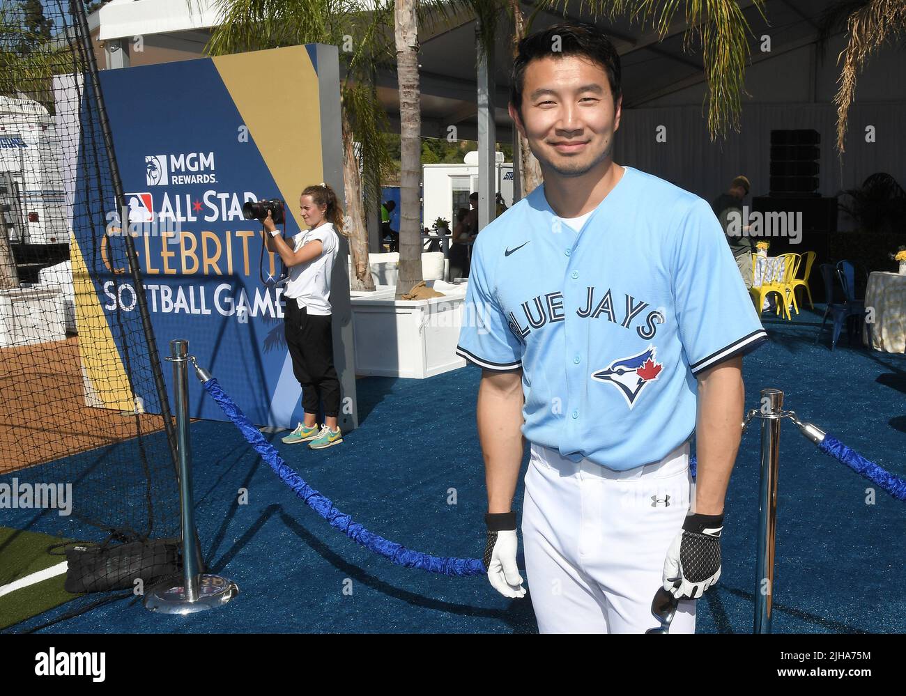 Simu Liu bei der 2022 MLB All-Star Celebrity Softball Game Media ...