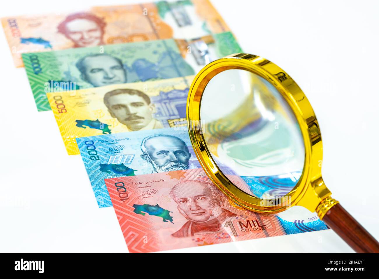Costa Rica Geld, flaches Lay, alle Banknoten ausgeklappt, Lupe, weißer ...