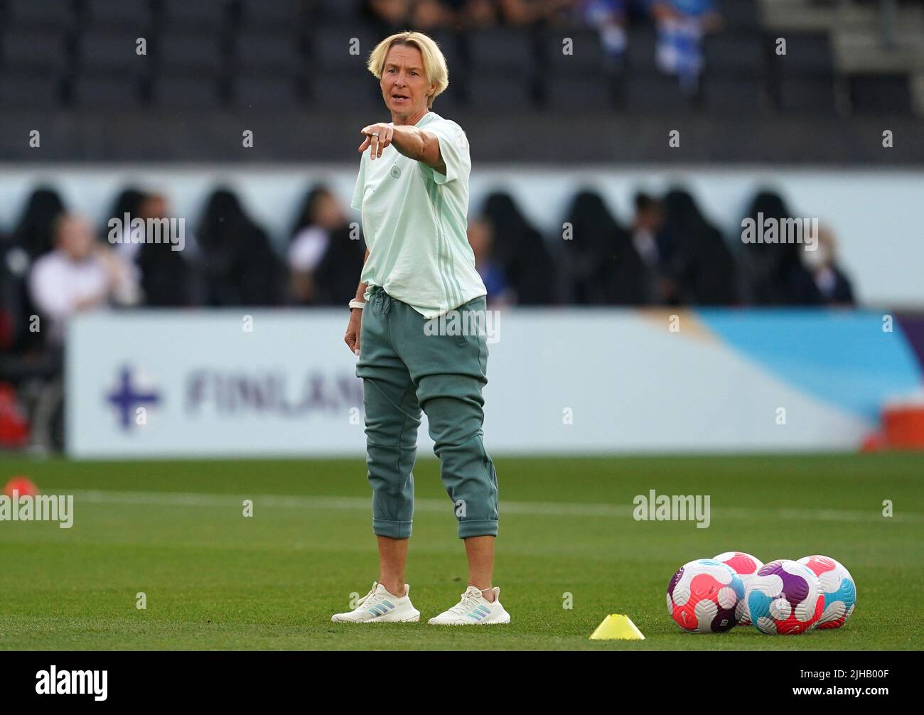 Die deutsche Cheftrainerin Martina Voss-Tecklenburg beim UEFA Women's ...