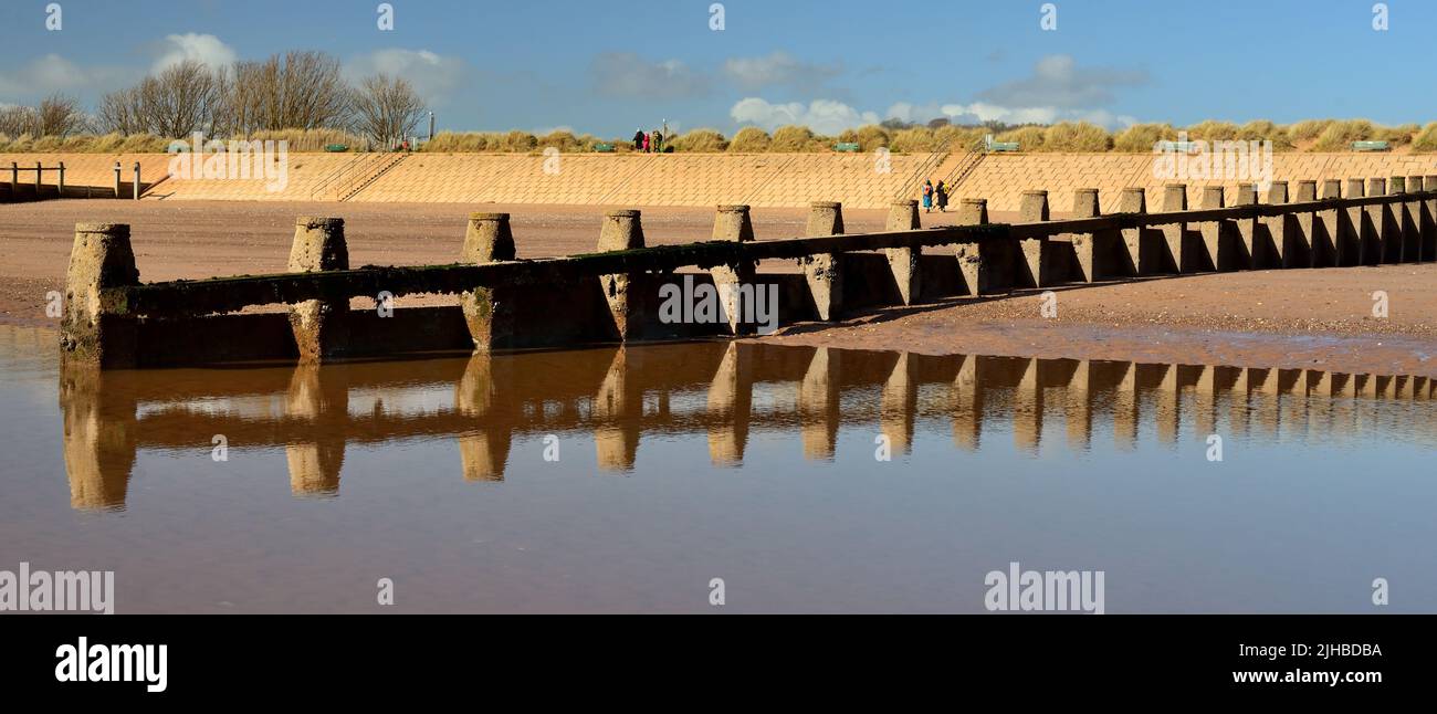 Groynes Gedröhnt am Strand von Dawlish Warren, South Devon, bei Ebbe ...