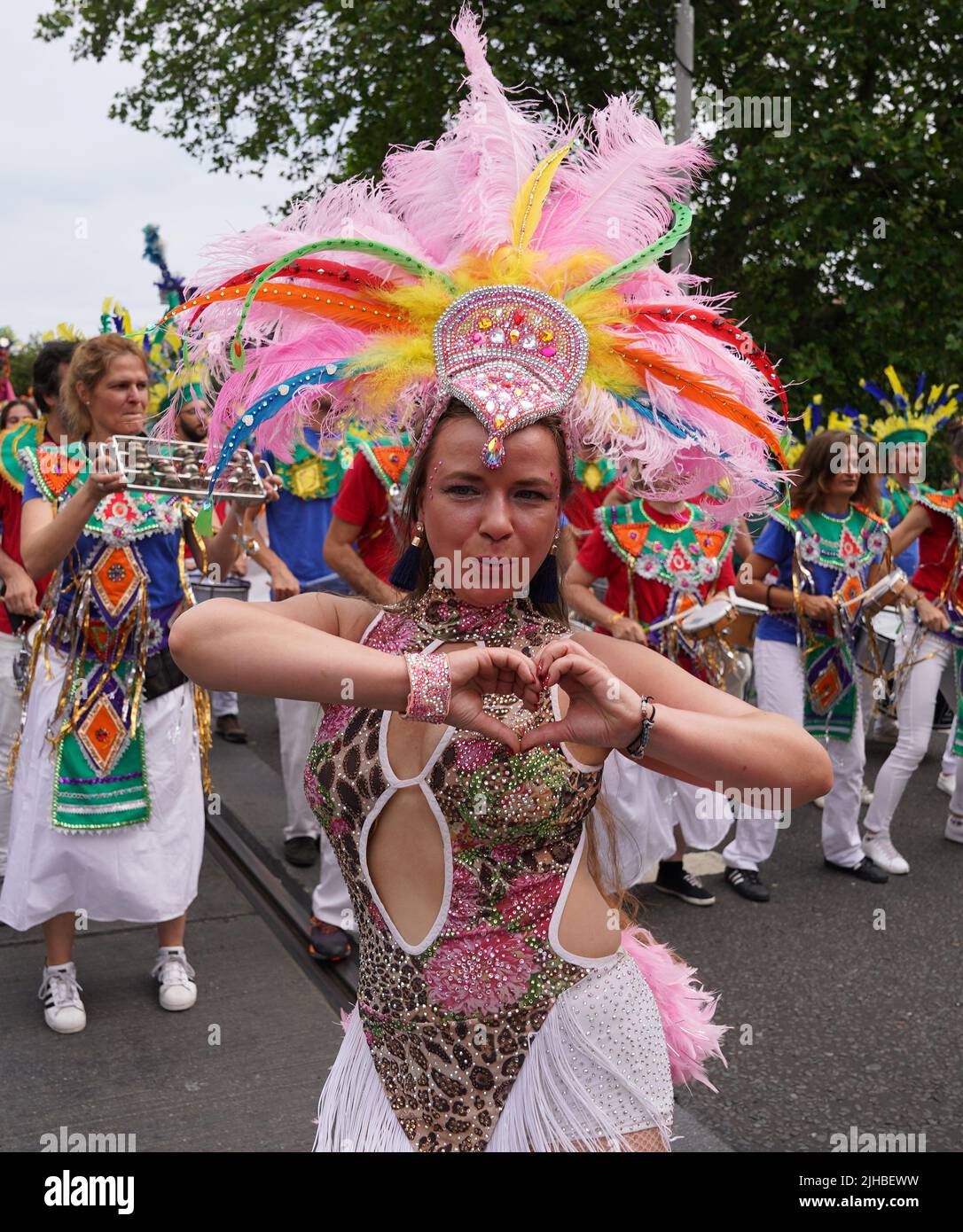 Die Darsteller ziehen beim Edinburgh Festival Carnival entlang der ...
