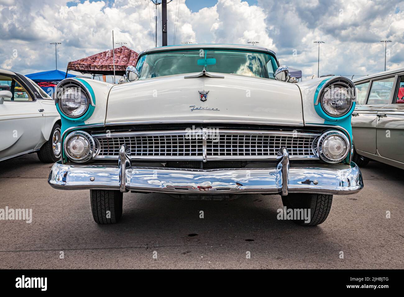 Libanon, TN - 14. Mai 2022: Low-Perspective-Vorderansicht einer Ford ...