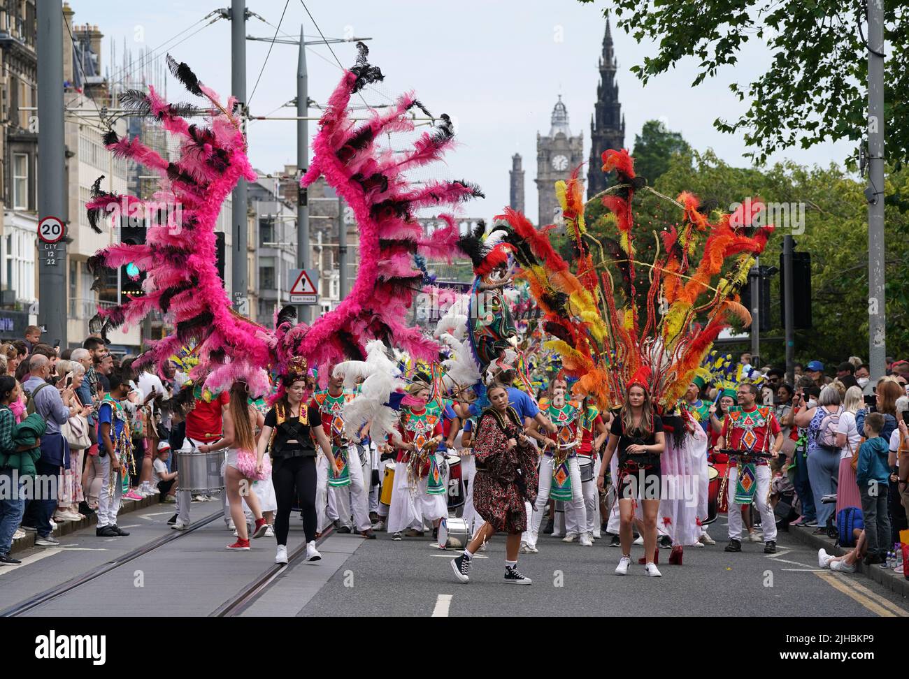Die Darsteller ziehen beim Edinburgh Festival Carnival entlang der ...
