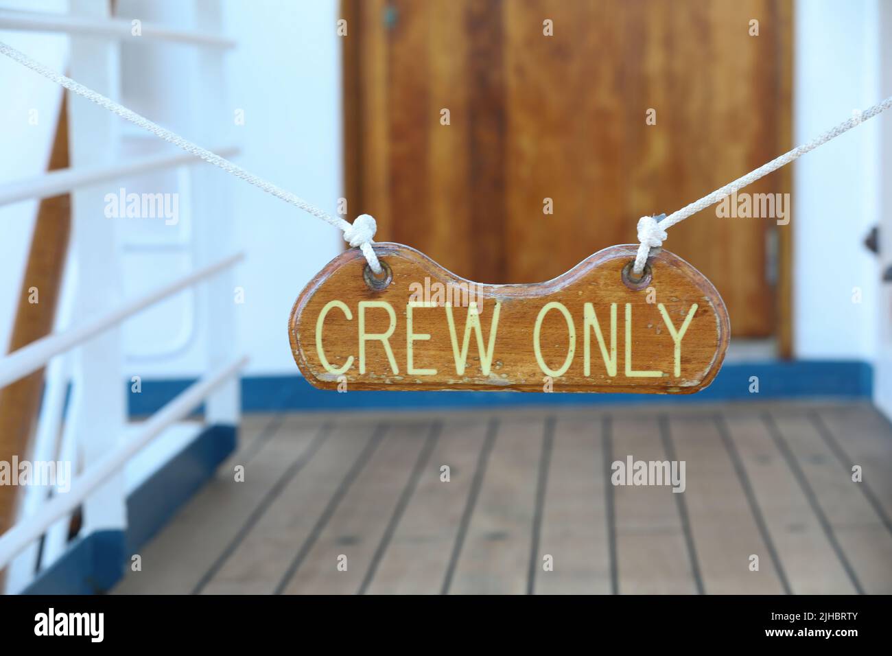 Crew only sign -Fotos und -Bildmaterial in hoher Auflösung – Alamy