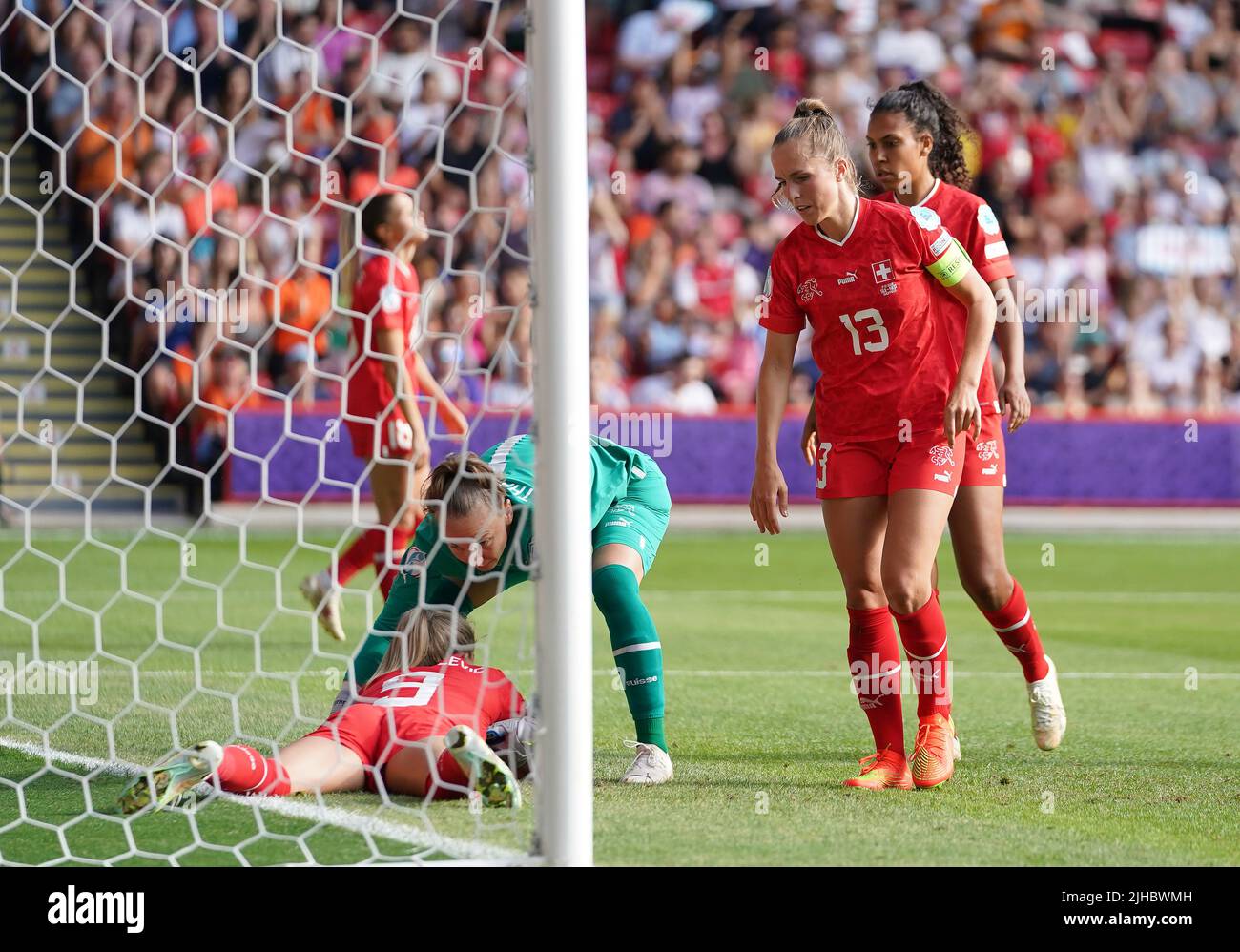 Die Schweizer Spieler reagieren, nachdem Ana-Maria Crnogorcevic während ...