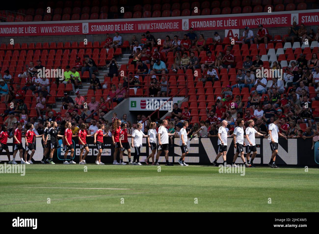 Die Spieler von Standard Femina beim Fantag von Standard de Liege ...