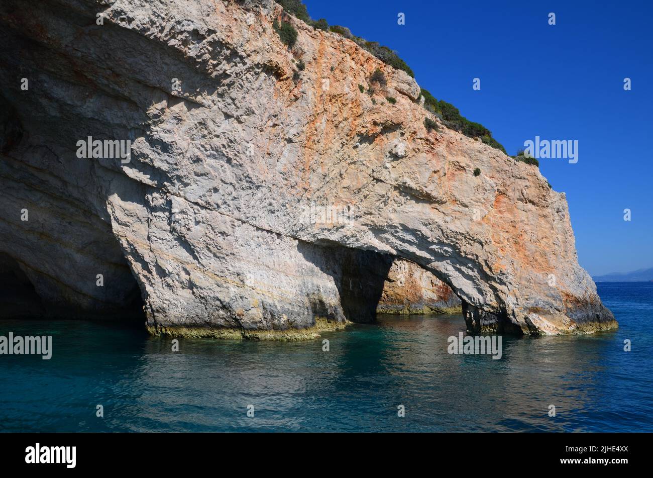 Weißer Felsen mit einem Loch an der Küste der Insel Zakynthos ...