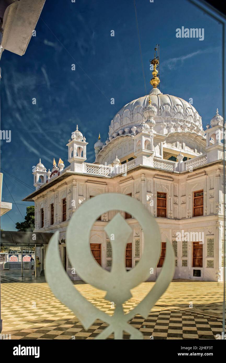 22 Dez 2010 Khanda (Sikh-Symbol) Shot Through Glass Panel Gurudwara ...